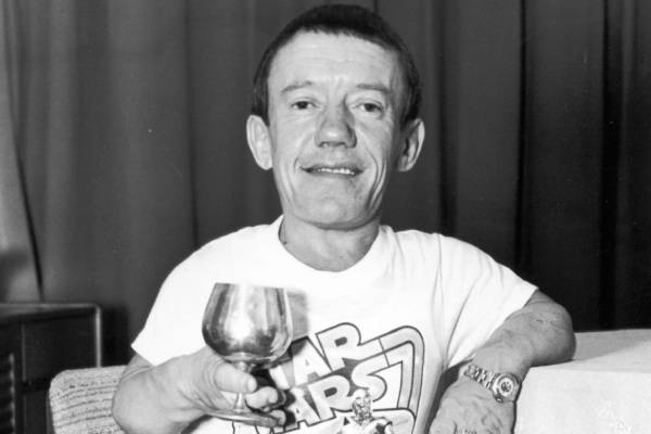 Kenny Baker Net Worth - Earnings As R2-D2 In Star Wars Franchise And ... Kenny Baker Net Worth - Earnings As R2-D2 In Star Wars Franchise And ...